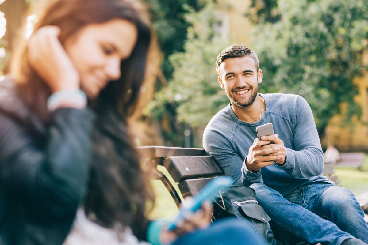 Flirting Body Language: What Experts Say About it